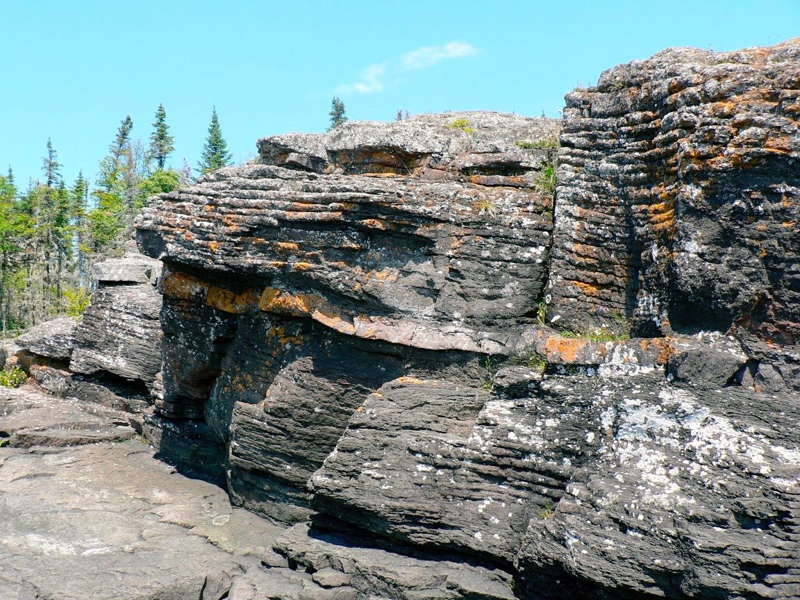 Vesicle sheet or thick pegmatoid layer within horizontally fractured ...